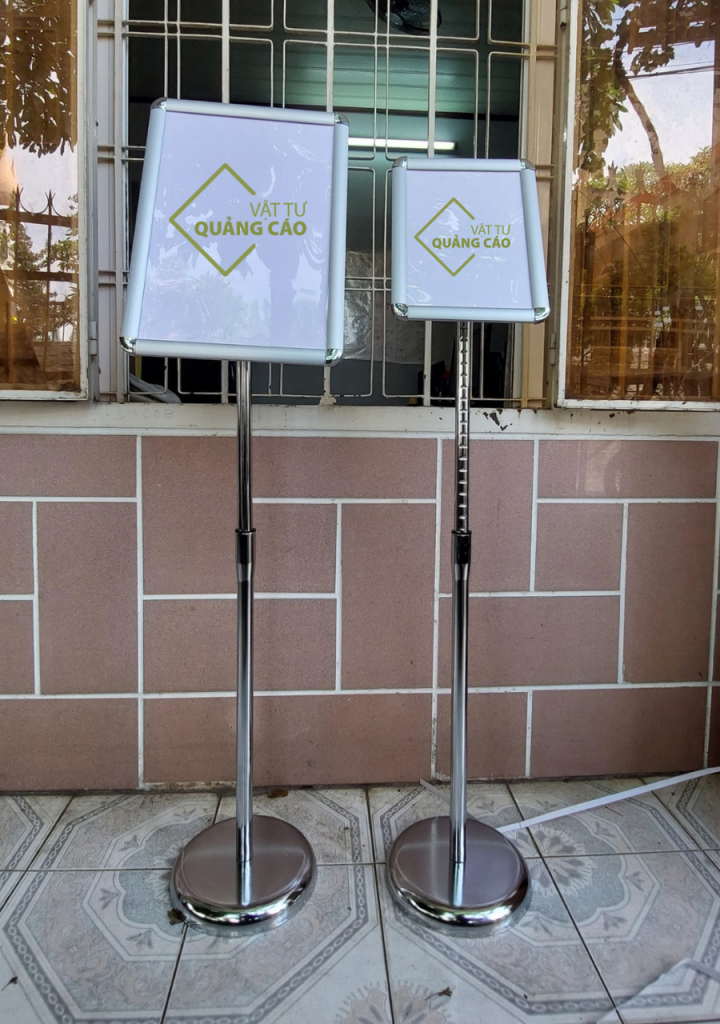 Standee menu inox là gì? Ưu nhược điểm của standee này ra sao?